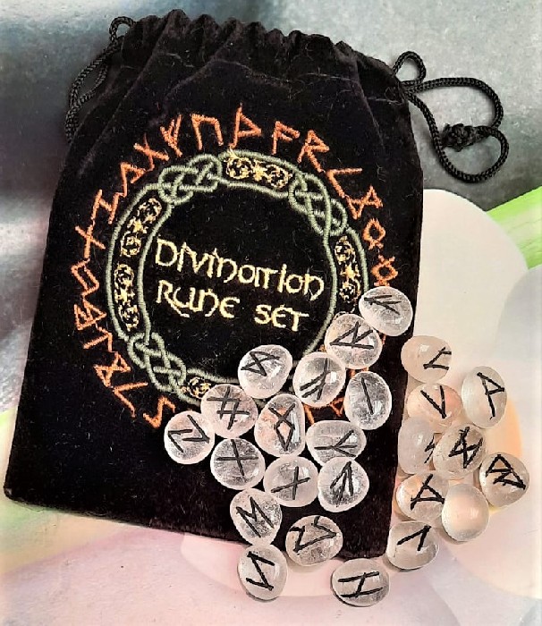 Set de Runes en Cristal de Roche du Futhark